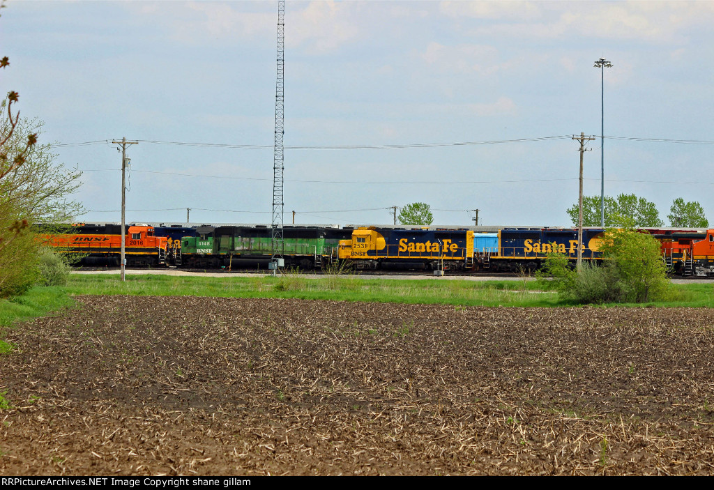 BNSF 2531 Sits along with both Bn and Santa Fe.